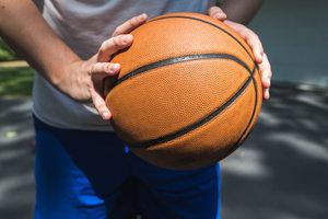 How to Throw a Bounce Pass in Basketball (5 Steps)